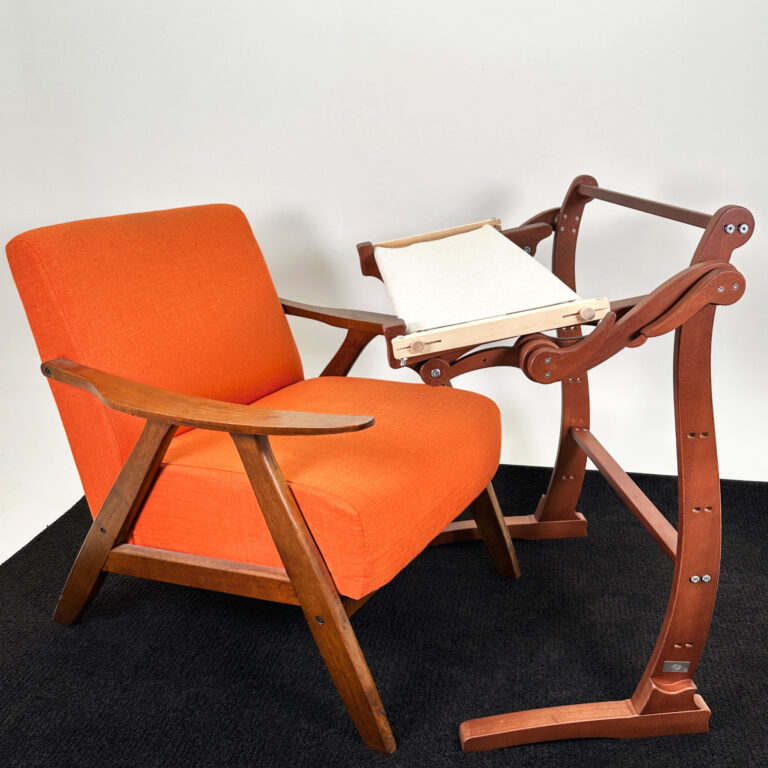 The Elowen - embroidery frame and Q-Snap stand - W-STANDS